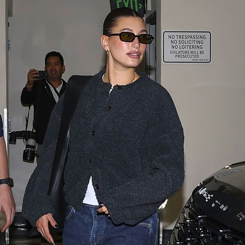 Dua Lipa Goes "Back to Her Roots," Literally, With Inky Black Hair ...