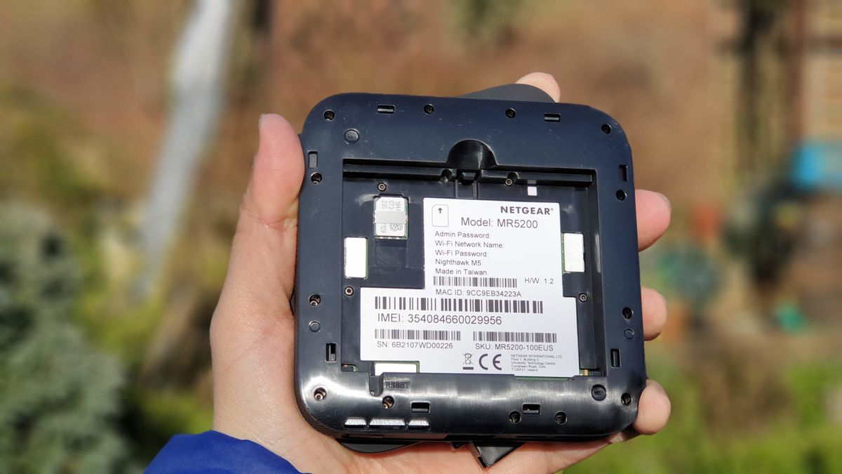 Netgear Nighthawk MR5200 5G WiFi 6 portable mobile hotspot router ...