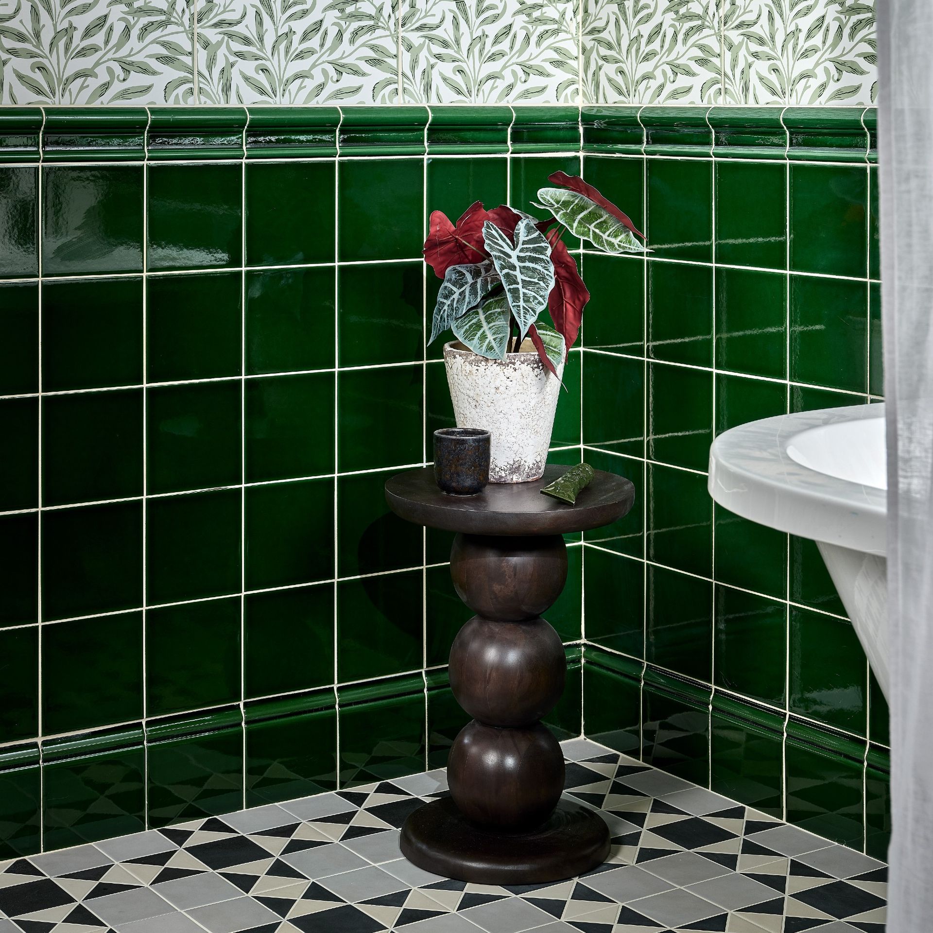 Can you tile on top of tiles? Yes, but it's not recommended | Ideal Home