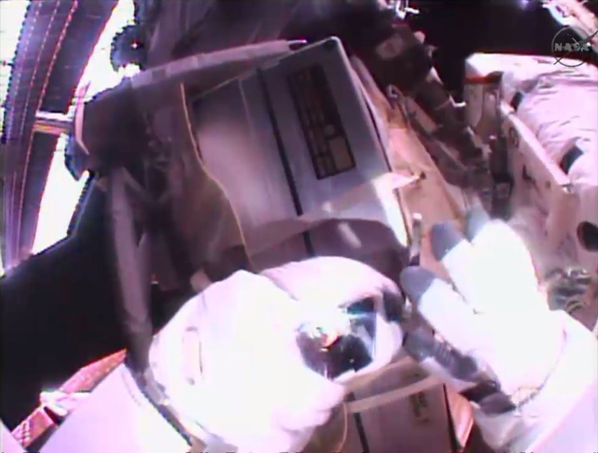 Spacewalk Photos: NASA Astronauts Work Outside Space Station (Oct. 15 ...
