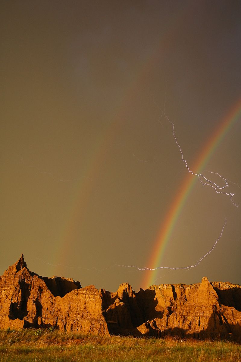 Crazy Photo: Lightning & Double Rainbow Over Badlands | Live Science
