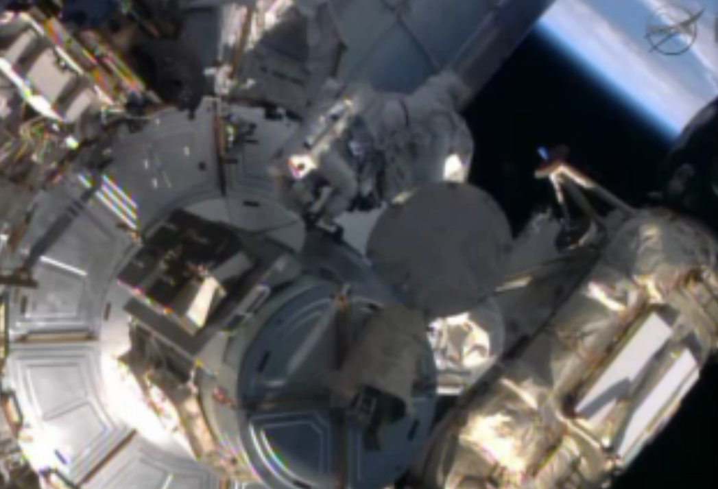 NASA Astronauts Step Outside Space Station for 1st of 3 Holiday ...