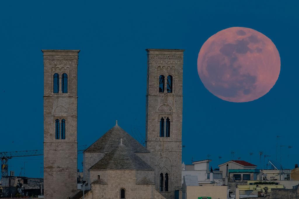 April's Full Pink Moon captivates skywatchers worldwide with dazzling ...