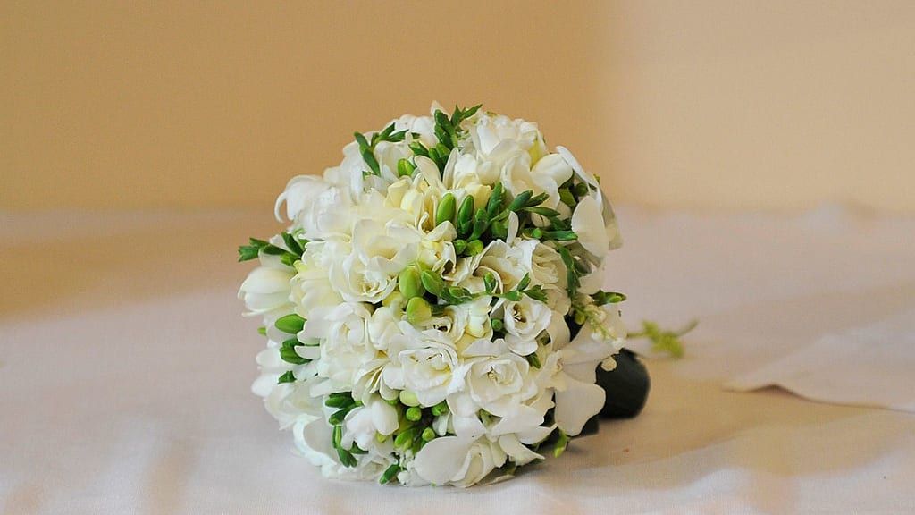 Doctor takes wedding flowers and turns them into bouquets for her ...