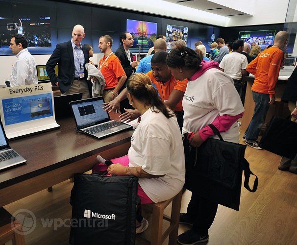 Microsoft opens their new retail Store in New York to a cheering crowd ...