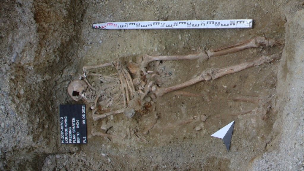 Skeleton with 4 prosthetic metal fingers unearthed from centuries-old ...