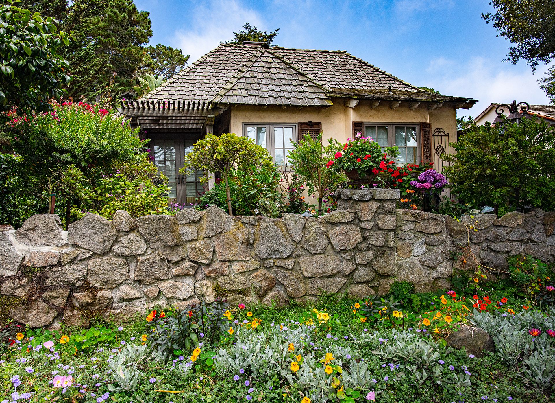 Front yard cottage garden ideas: 13 pretty cottage front yards | Homes ...