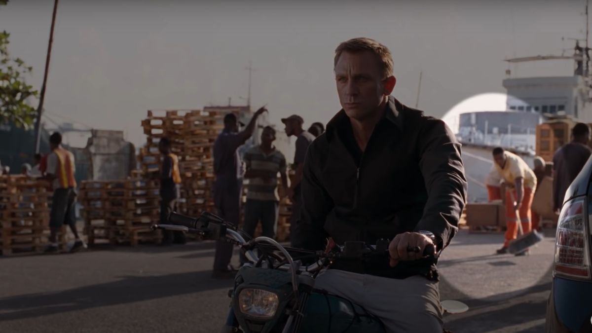 A Hilarious Continuity Error Gets Pointed Out In One Of Daniel Craig’s ...