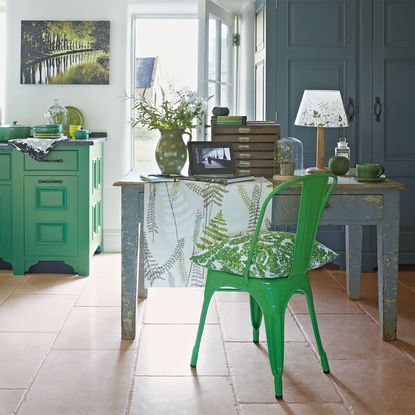 Botanical-inspired room schemes that invite florals and foliage into ...