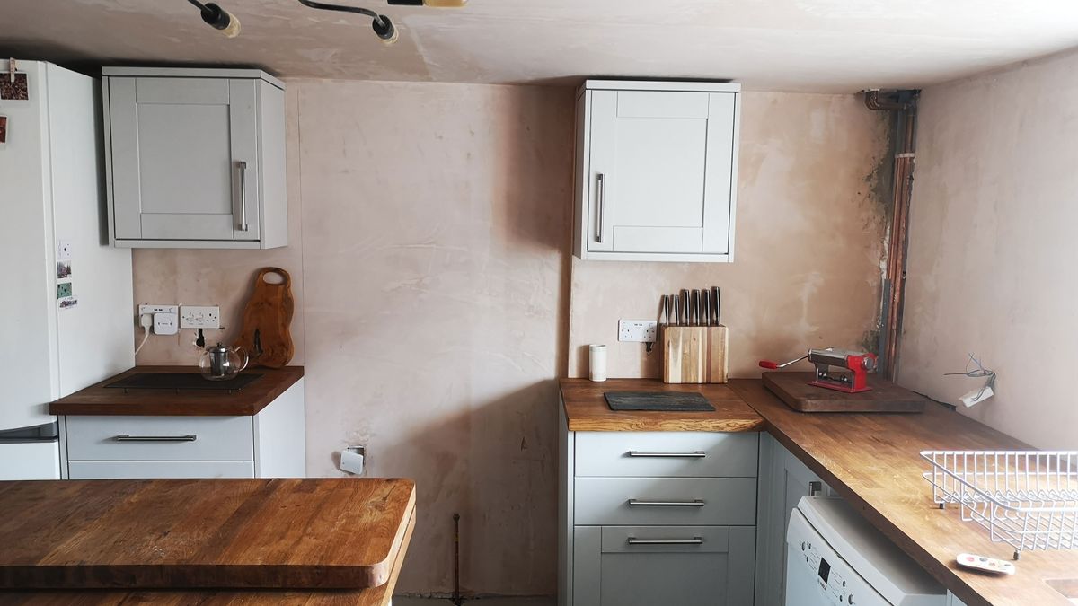 How to tile a kitchen wall: Our expert step-by-step guide | Homebuilding