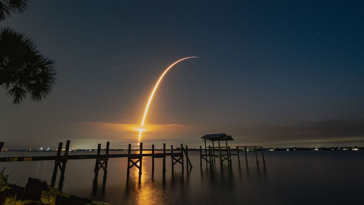 SpaceX rockets keep tearing blood-red 'atmospheric holes' in the sky ...