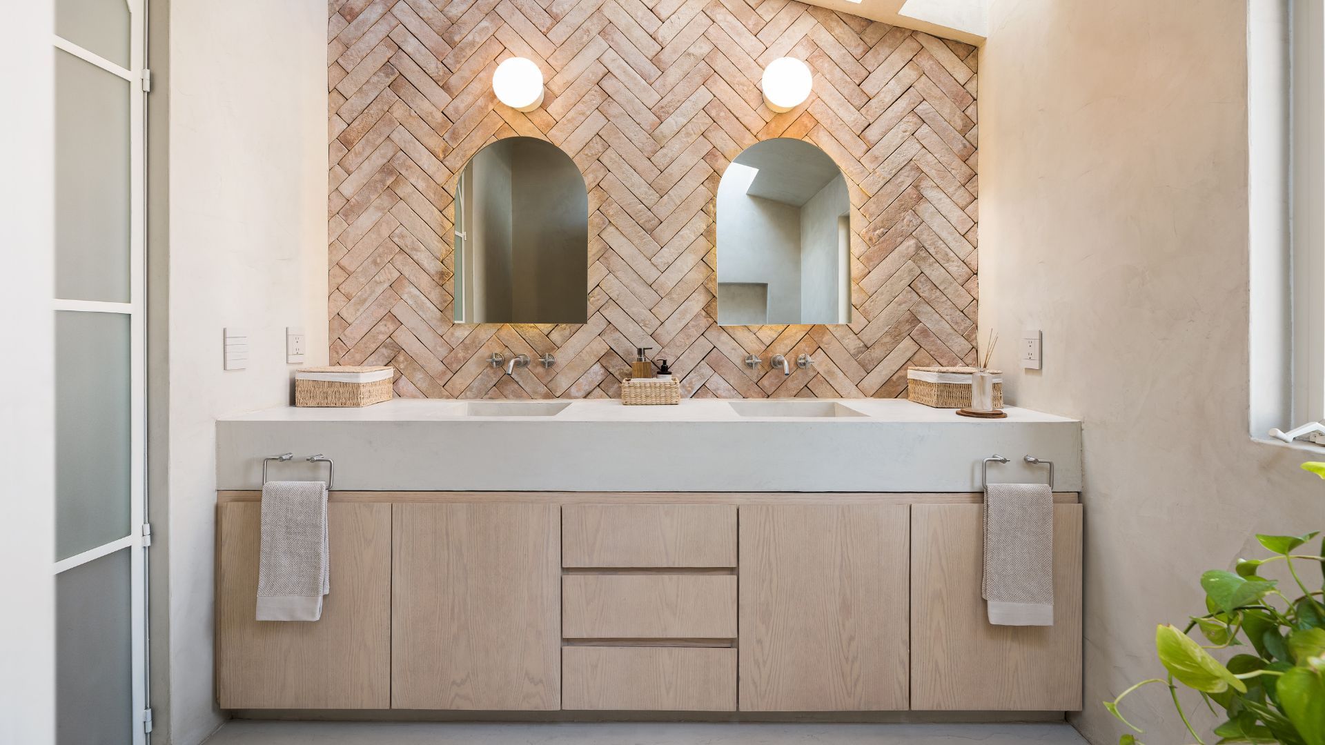 6 Bathroom Cleaning Hacks That Are a Breeze to Follow | Livingetc