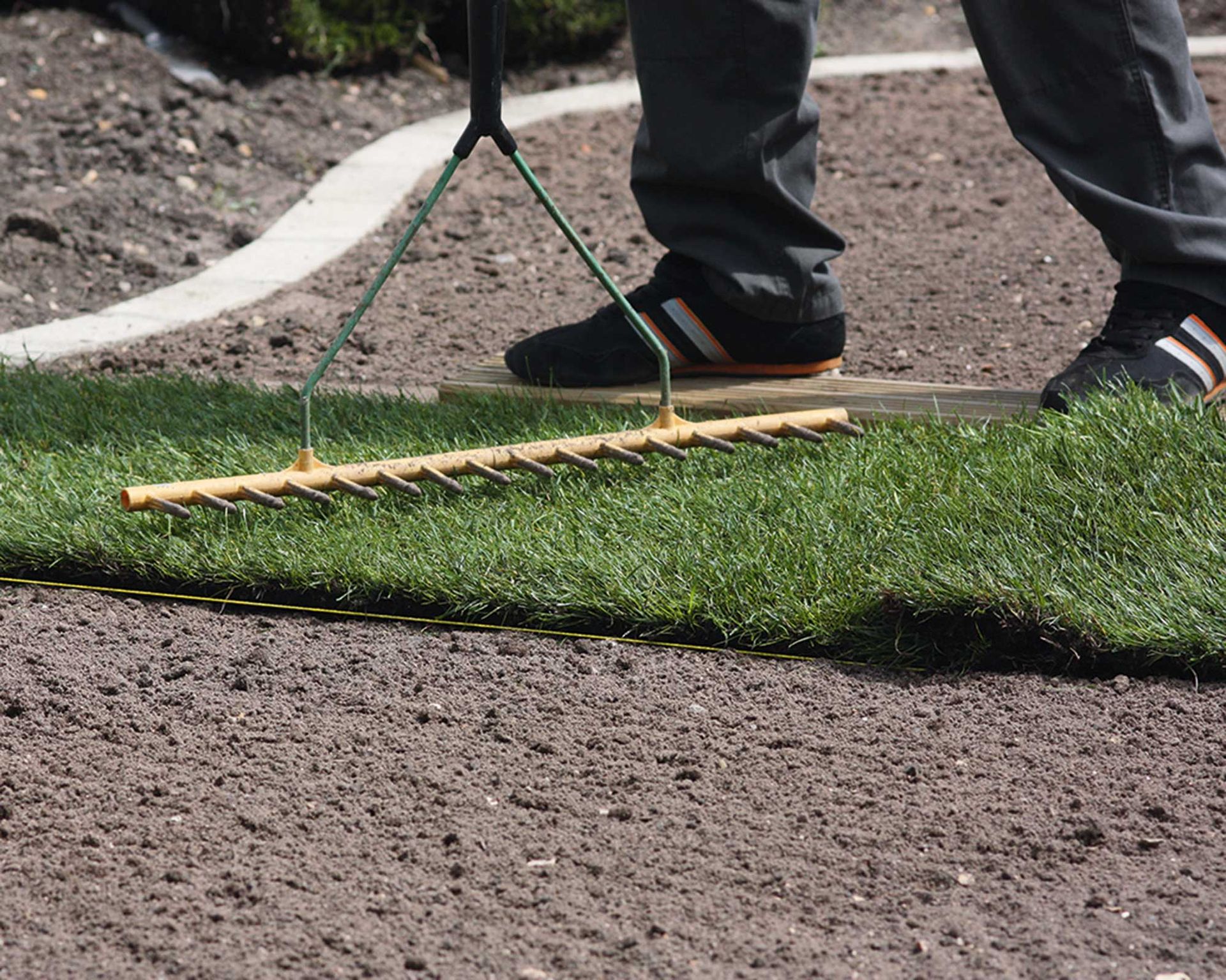 How to lay turf: 6 steps for a lush green lawn | Gardeningetc