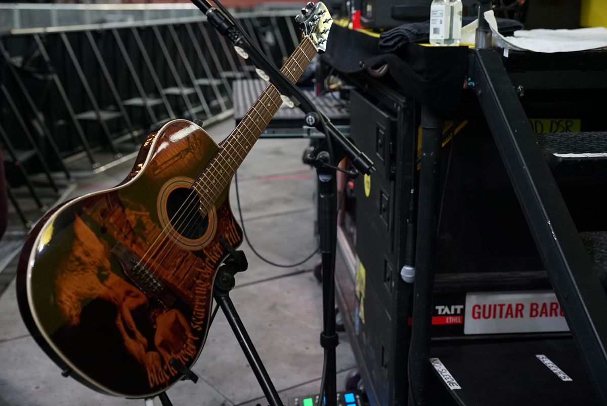 James Hetfield guitar tech Chad Zaemisch shows you his 72 Seasons live ...