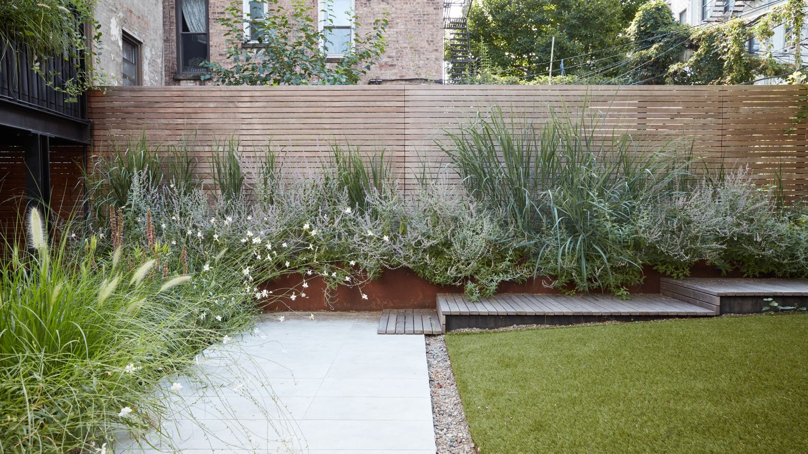 5 creative ways to disguise your neighbor's unsightly backyard wall ...