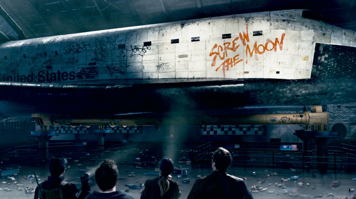 New trailer for 'Moonfall' promises a disaster movie on a scale like no ...