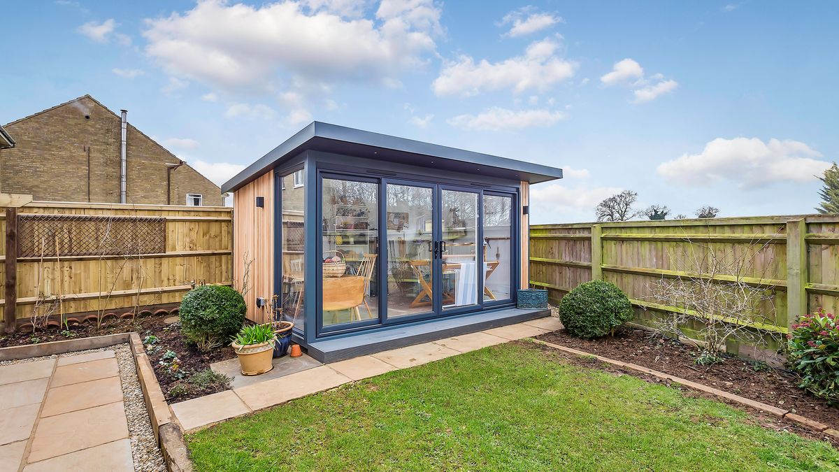 Fence Types Explained: Create a Stylish Garden Boundary | Homebuilding