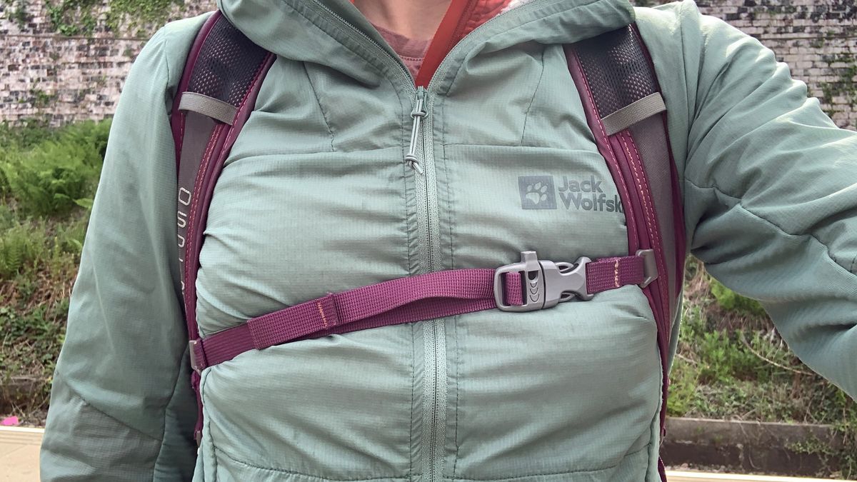 Have boobs? How to use the sternum strap on your hiking backpack | Advnture