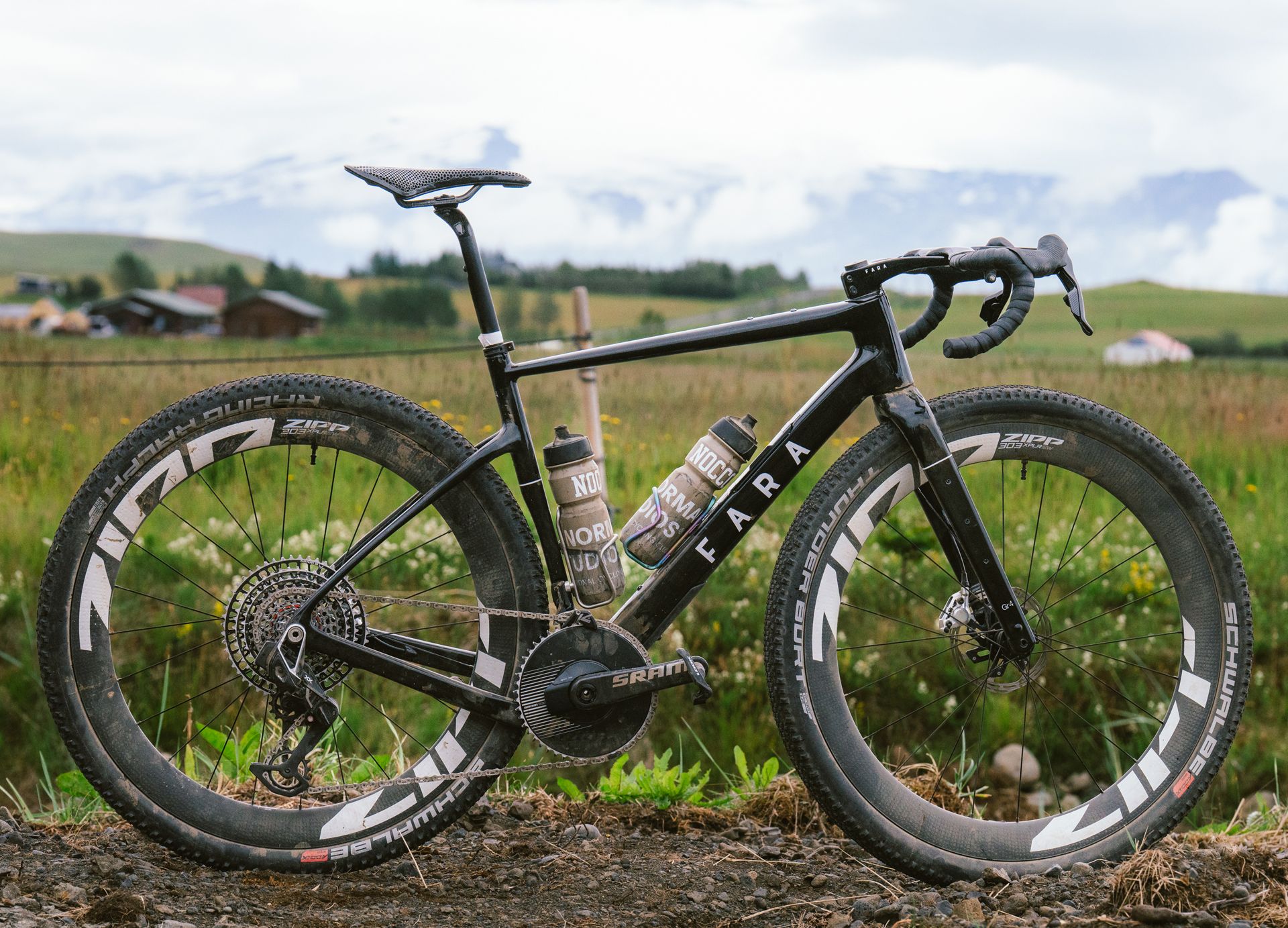 The Fara Gr4 is an all-out gravel machine with massive tyre clearance ...