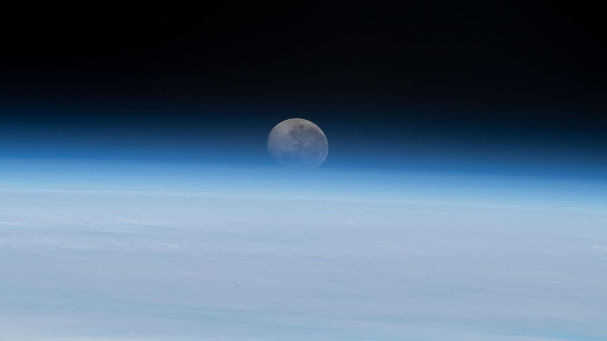 Astronaut shares stunning view of July's supermoon from space (photo ...
