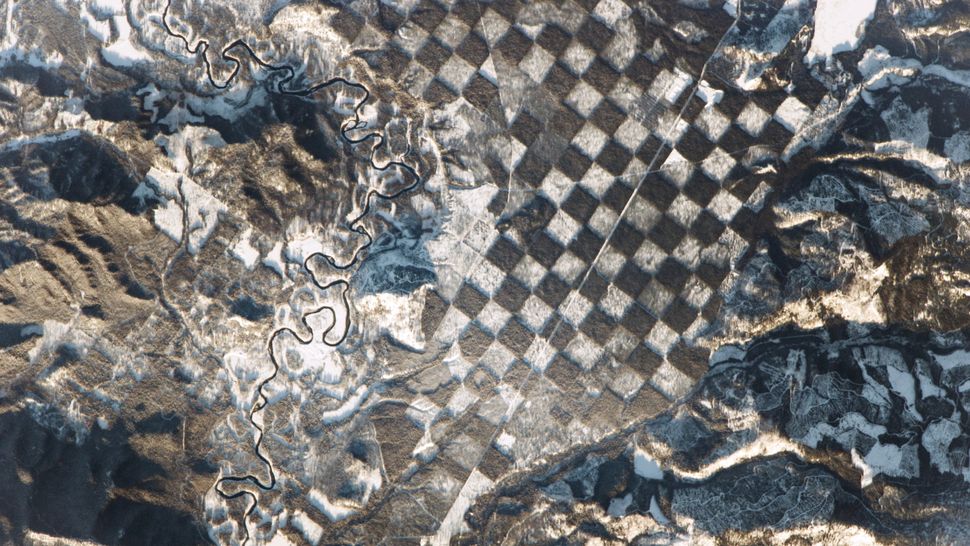 Giant 'chessboard' surrounds Idaho river in bizarre astronaut photo ...