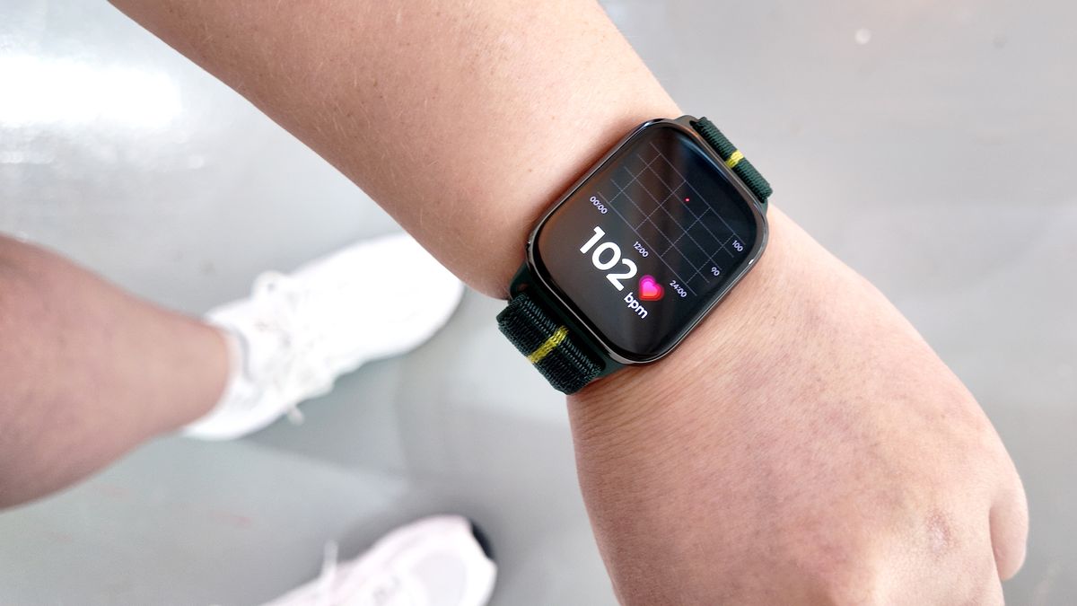 Motorola has a new smartwatch — and it looks a whole lot like an Apple ...