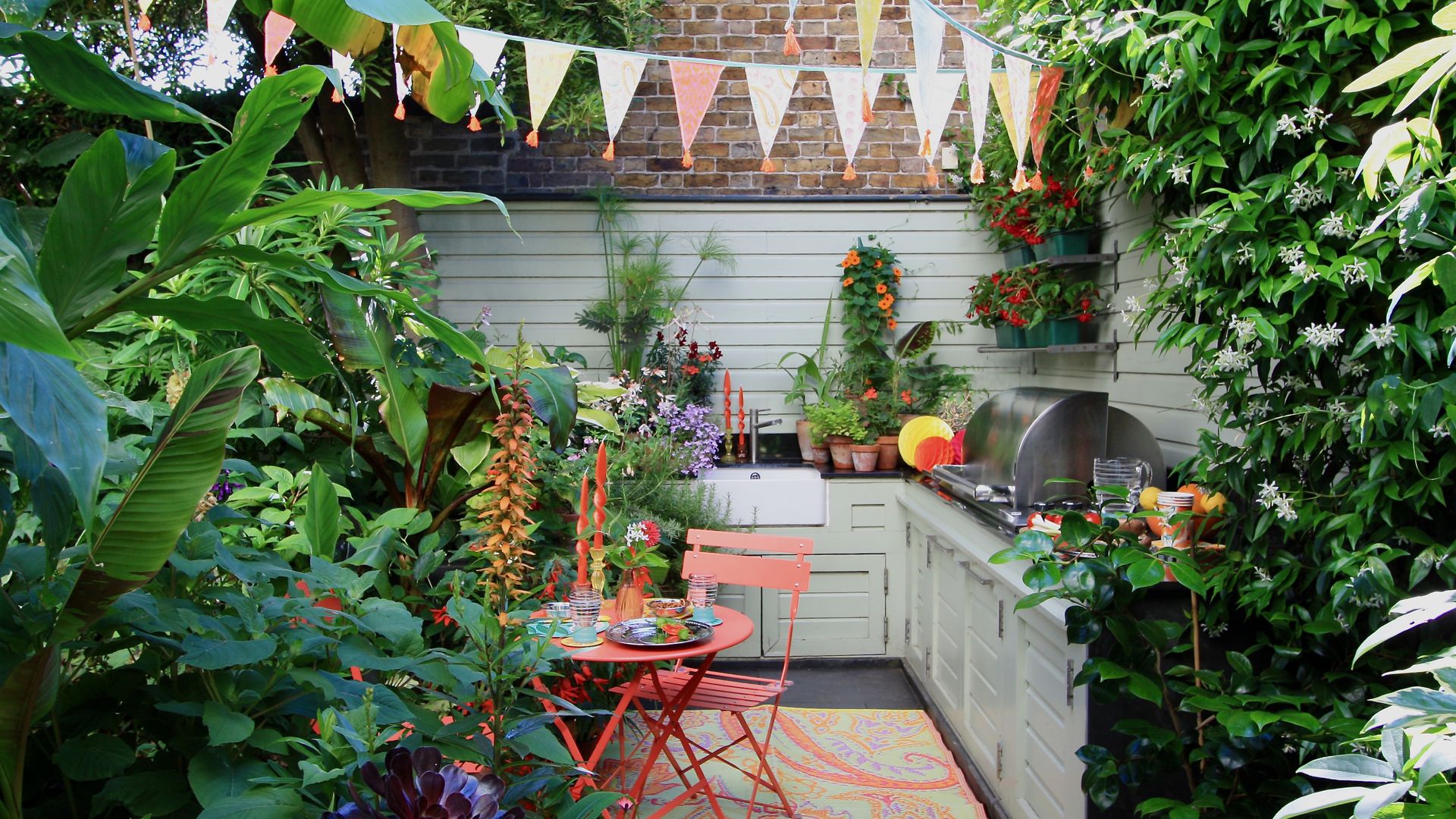 Courtyard garden ideas: Designing an enclosed outdoor space | Homebuilding