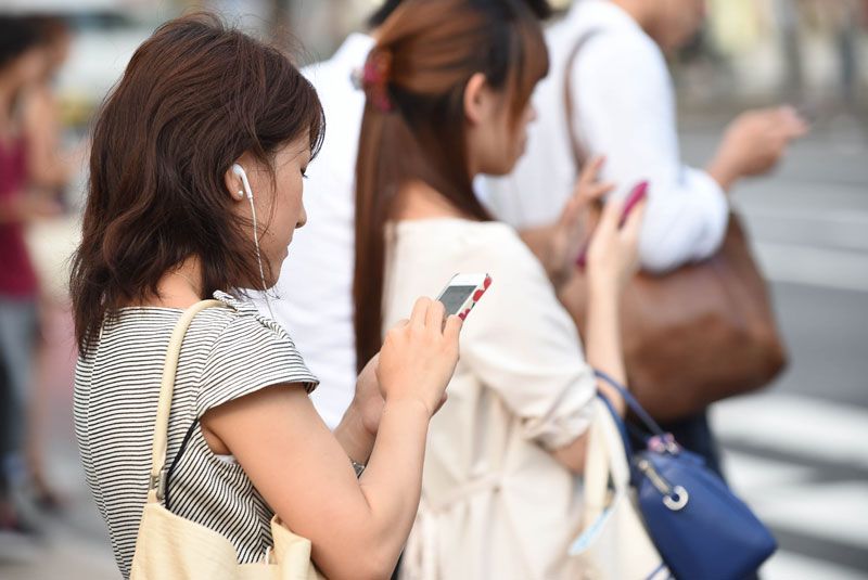 Obsessive phone-checkers face 'cognitive failures', says study | The Week