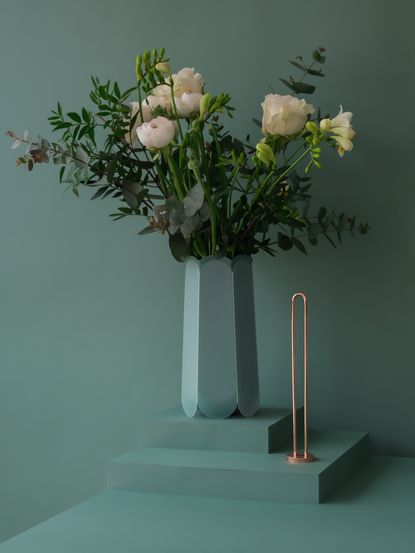 This simple hack uses copper to keep your flowers fresh | Livingetc