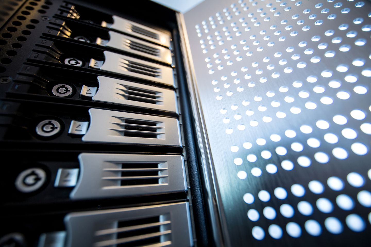 Windows Server vs. Network Attached Storage Which is better for a home ...