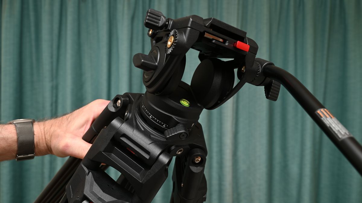 Neewer LL27 video tripod with fluid head review: a mostly sturdy, quick ...