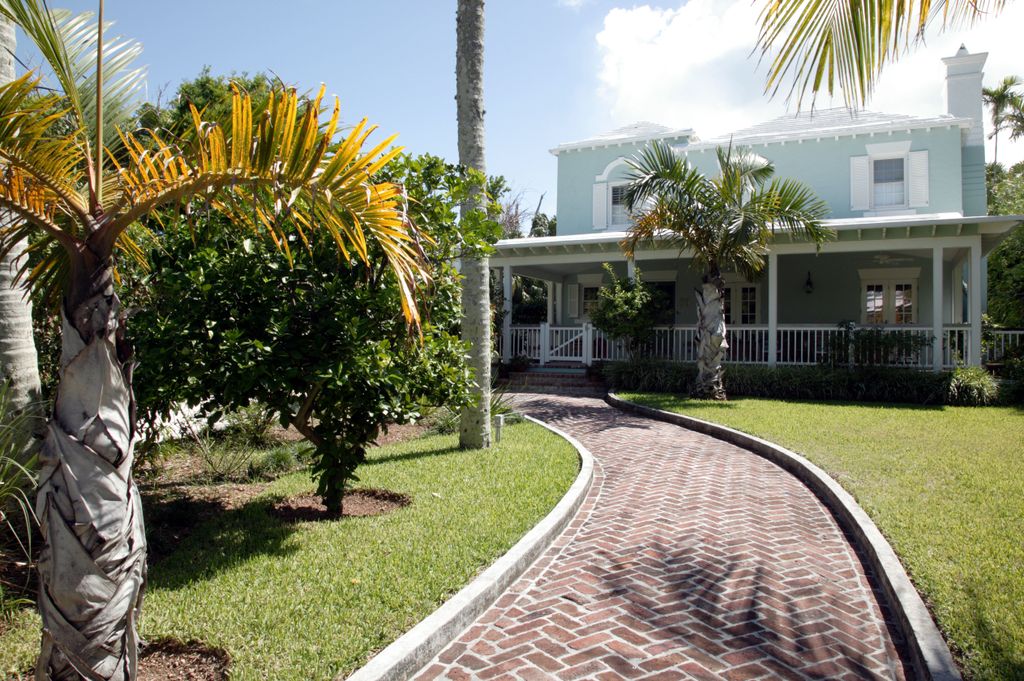 When to fertilize Bermuda grass: pro advice for a healthy lawn | Homes ...