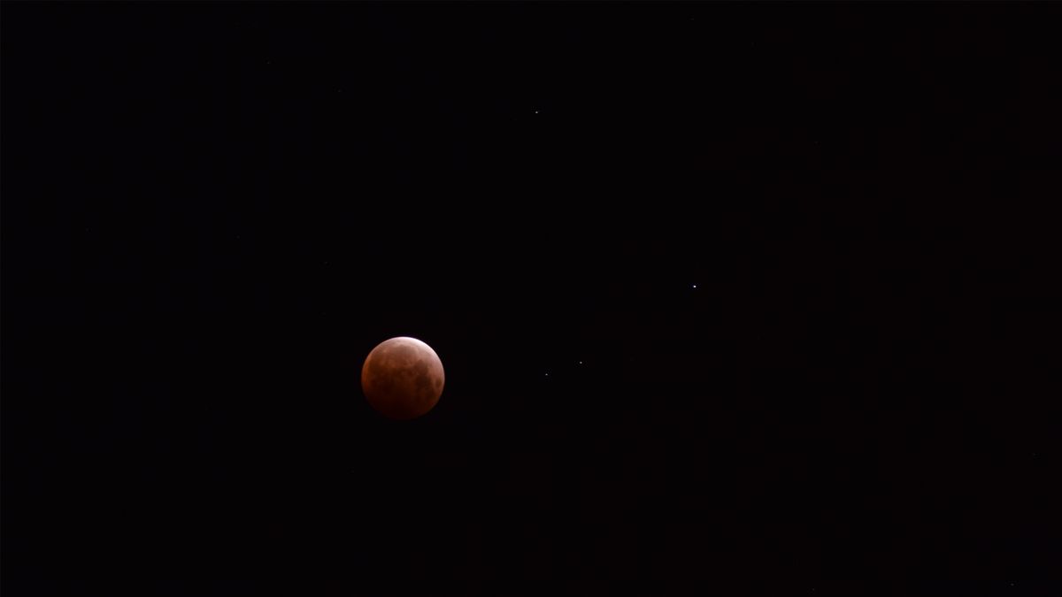 Blood Supermoon Lunar Eclipse wows skywatchers around the world (photos ...