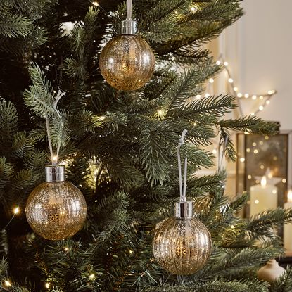 This Christmas tree calculator tells you just how many baubles you need ...