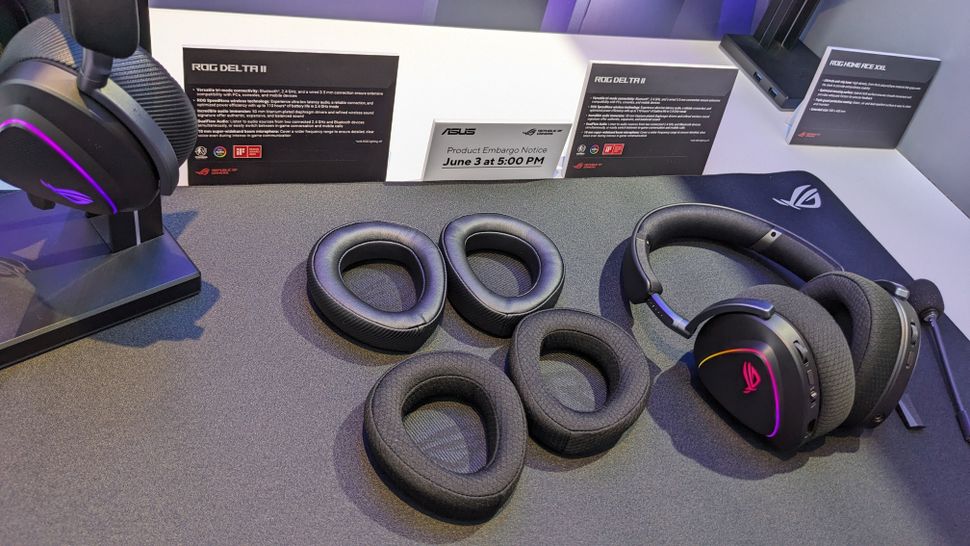 Asus's Azoth Extreme keyboard has a switch that changes its typing feel ...