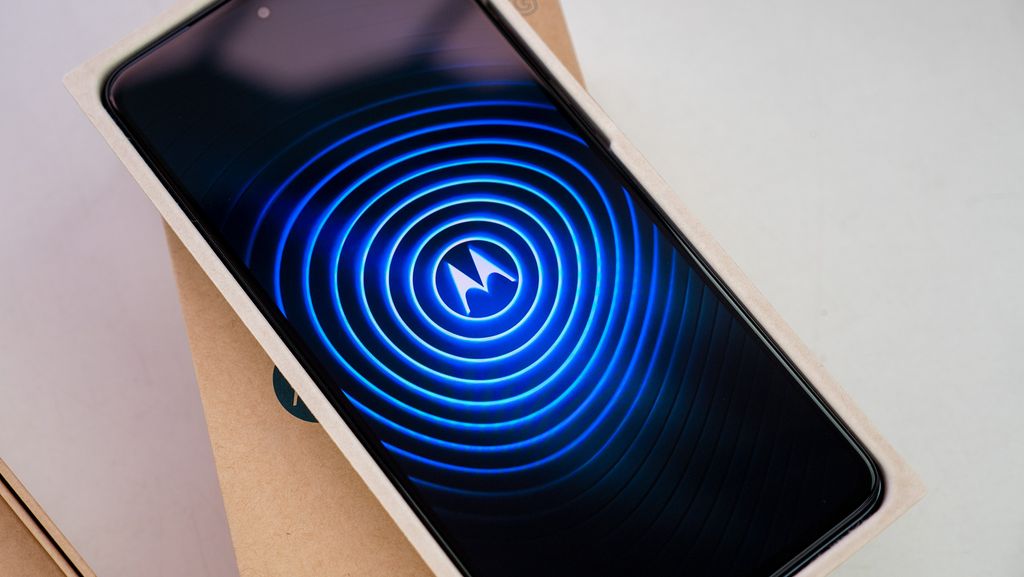 Motorola rollable phone gets demoed, offering a more compact design ...