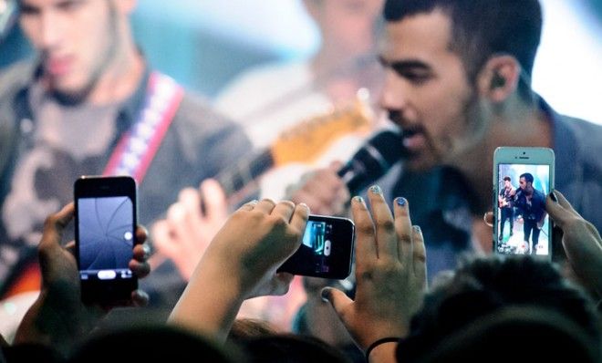 Digital etiquette: 5 basic rules for taking concert photos on your ...
