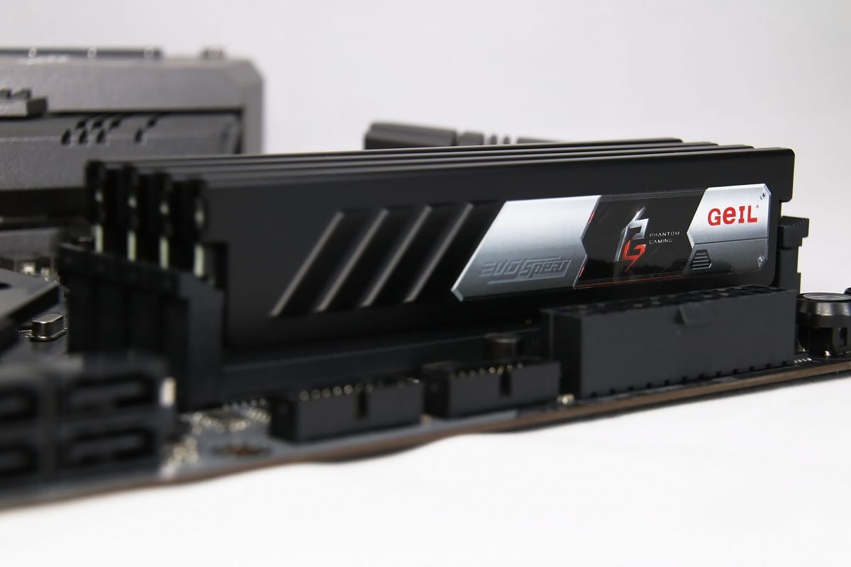 GeIL, ASRock Unite to Build EVO Spear Phantom Gaming DDR4 RAM | Tom's ...