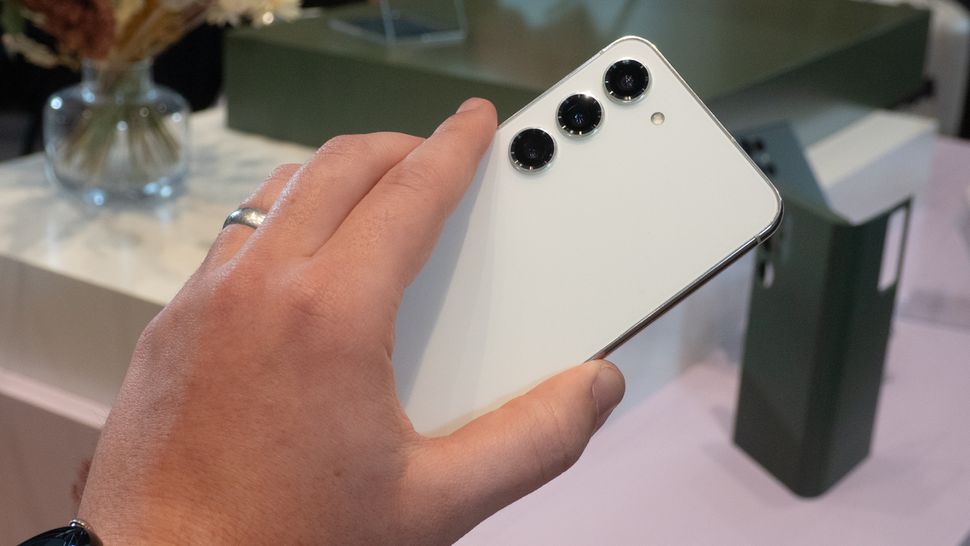 Samsung Galaxy S23 vs iPhone 14: the standard and Plus models compared ...