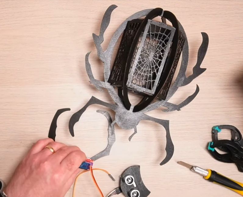This Raspberry Pi Pico spider robot spookily wiggles as people approach ...