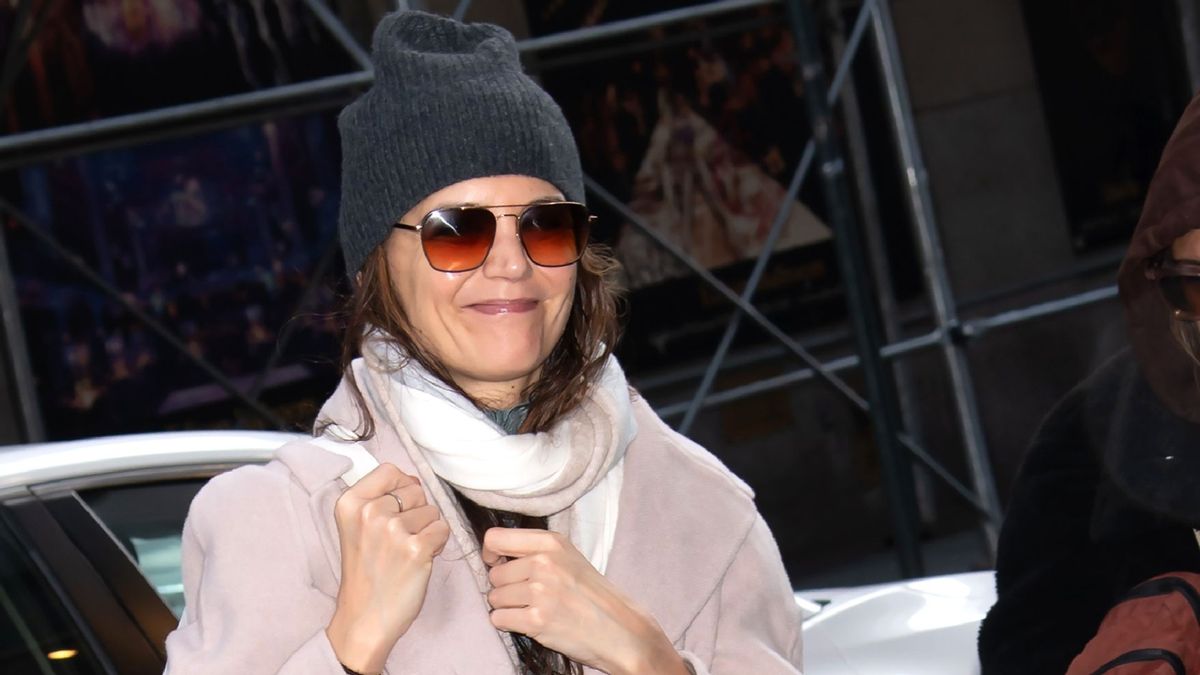 Katie Holmes's Powder Pink Coat is Perfect for Running Errands | Marie ...