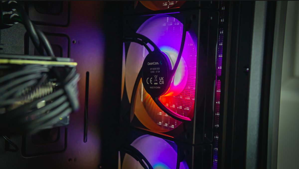 Hands On With DeepCool’s CG560: Compact but Roomy | Tom's Hardware