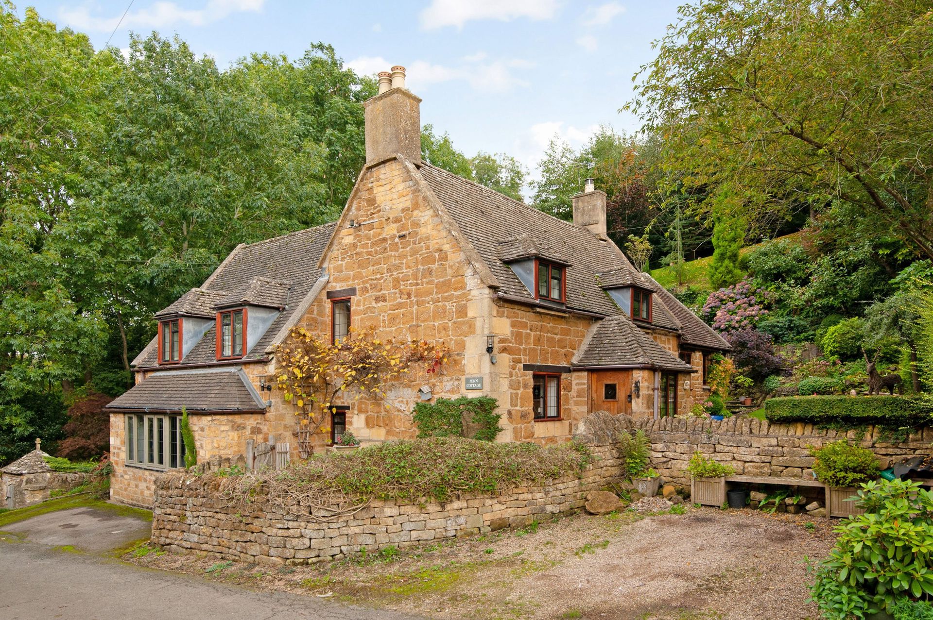 A lovely Cotswold stone cottage in Warwickshire that showcases idyllic ...