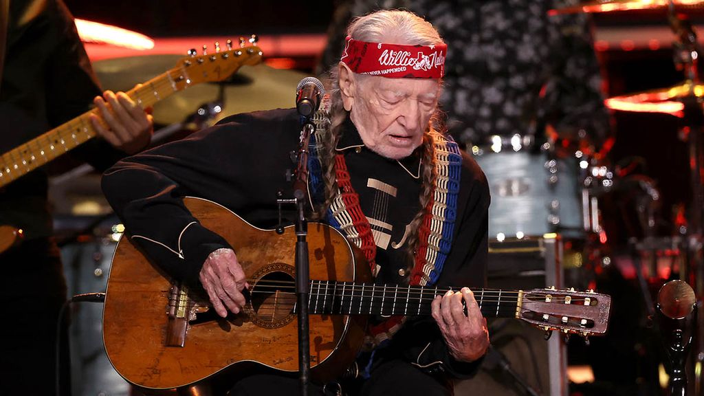 Willie Nelson guitar lesson: his unique outlaw country style | Guitar World