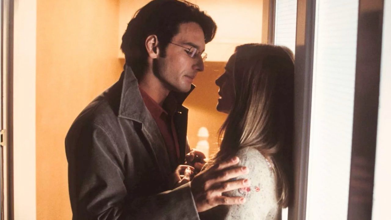 The True Story Behind Laura Linney's Epic Onscreen Love Actually Kiss ...