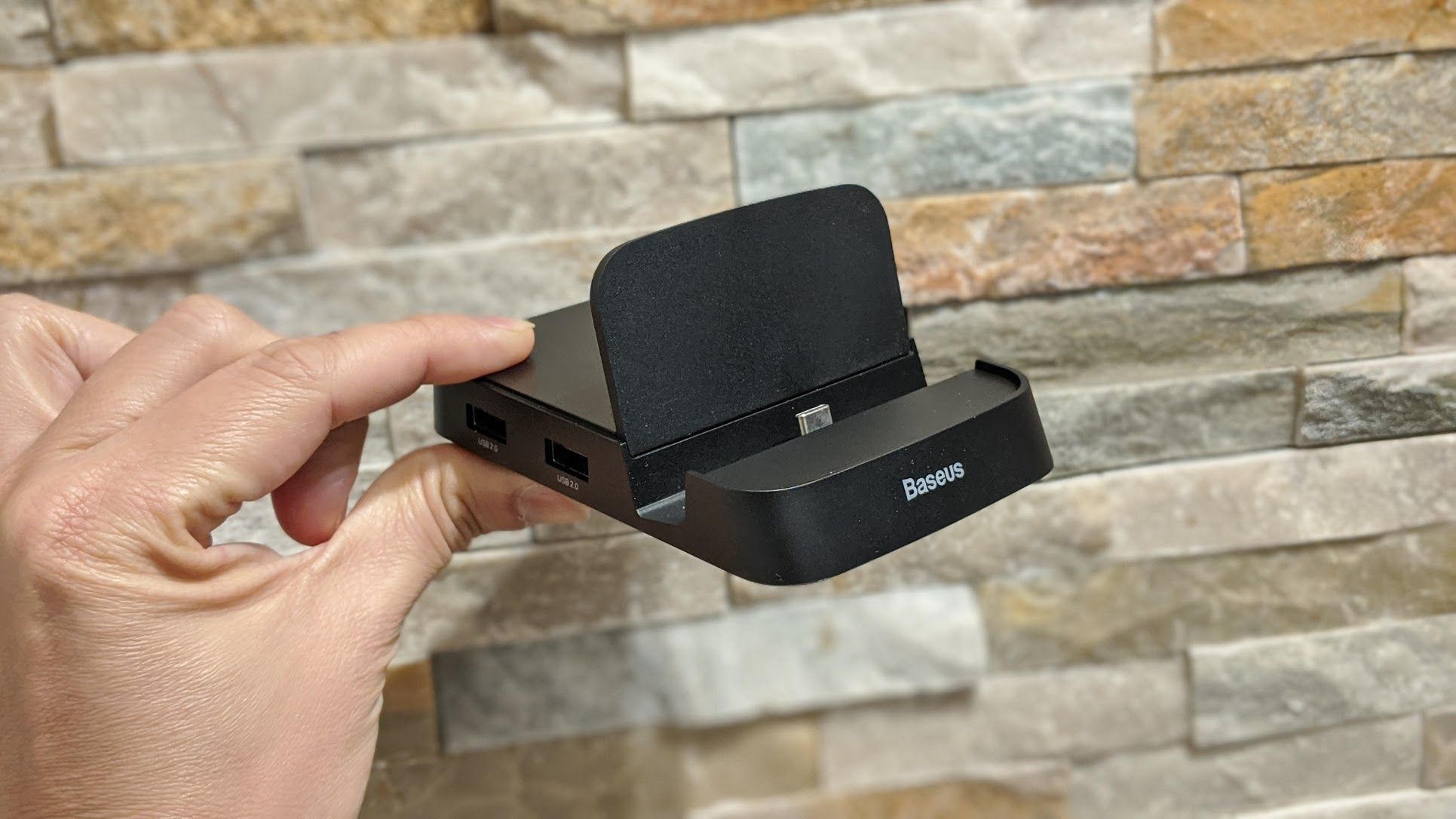 This cheap docking station converts your smartphone into a desktop PC ...