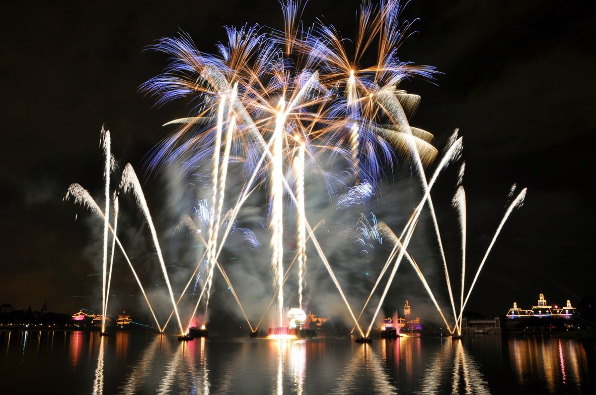 Shine bright with this fireworks-filled Wallpaper Wednesday | Windows ...