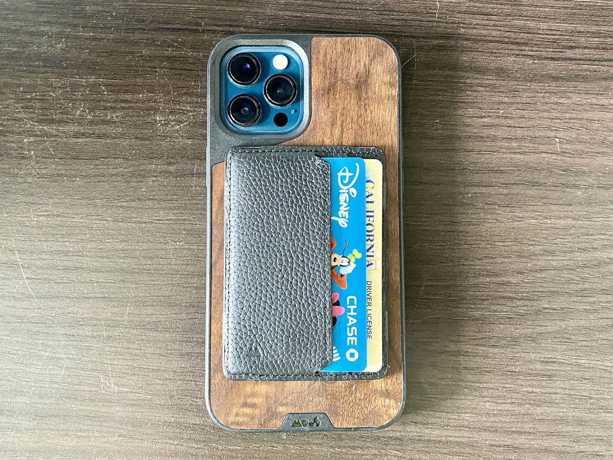 Mous Limitless 3.0 Walnut Case review: High-end style meets rugged ...