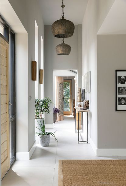 Soft colors and natural materials promote well-being in this home ...