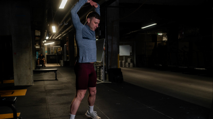 Two dumbbells and these 3 exercises to build muscle and burn calories ...